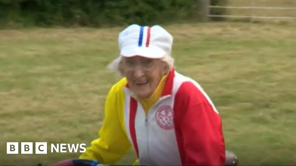 Ann Rix, 88, clocks up 50 miles of cycling a week - BBC News