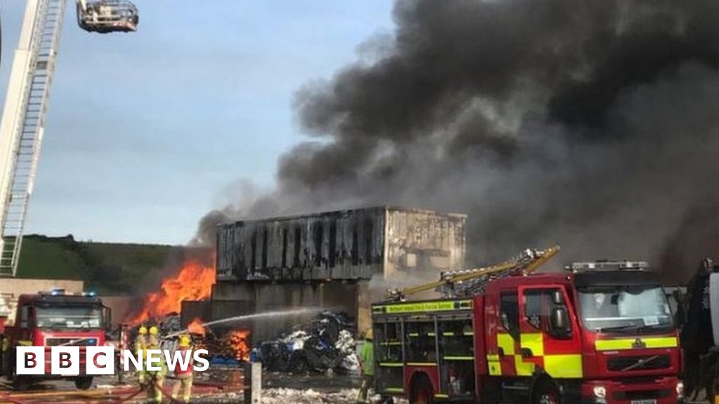 Londonderry: Warehouse fire operation to continue for hours - BBC News