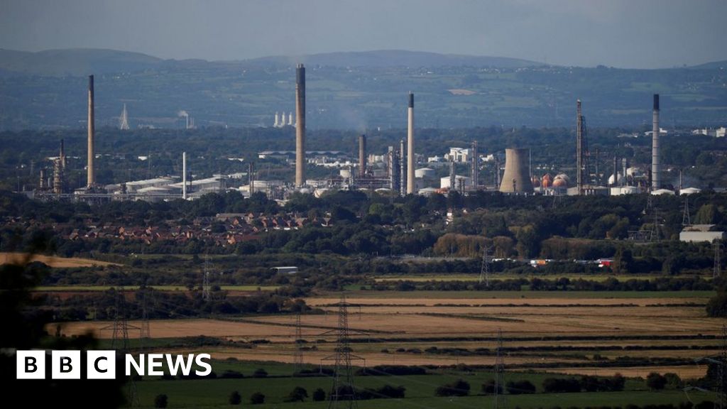 Residents fear Stanlow oil refinery smell has impacted health - BBC News