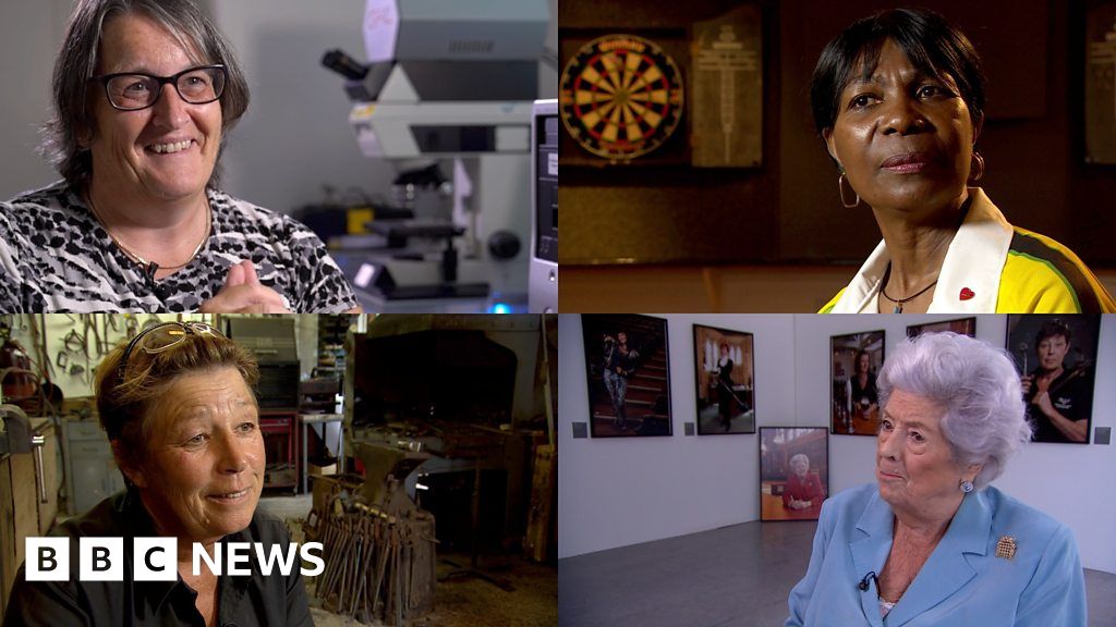 'First females' offer their first class advice - BBC News