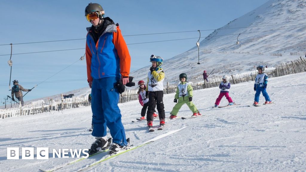 Scotland's ski resorts report busy holiday period - BBC News