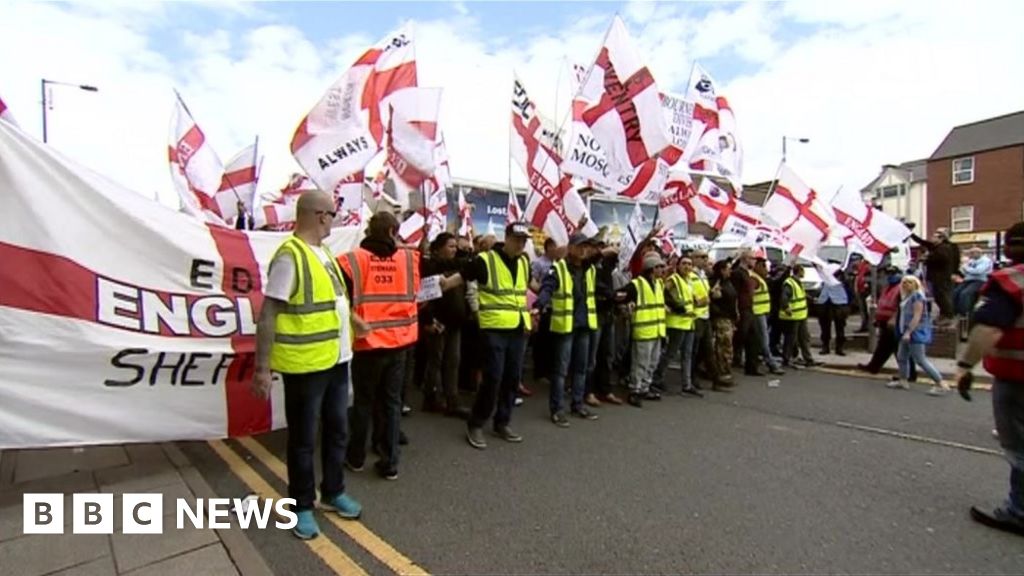 Nine arrests after EDL demonstration - BBC News