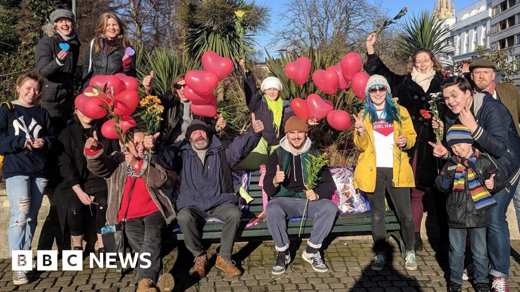 Bournemouth's 'anti-homeless' bench bars to be removed - BBC News
