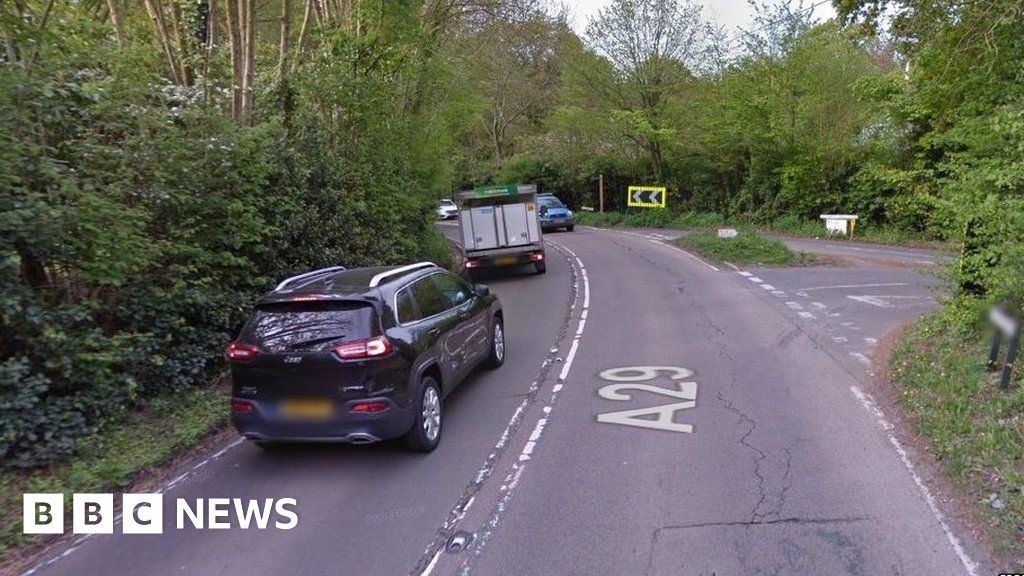 Surrey: Motorcyclist killed in crash in Dorking - BBC News