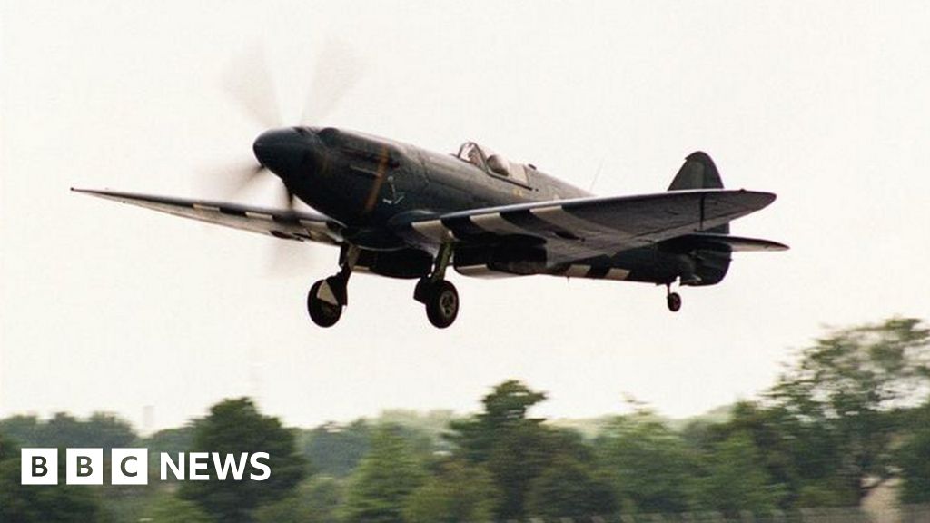 Kent Spitfire fleet 'to fly England team home' - BBC News