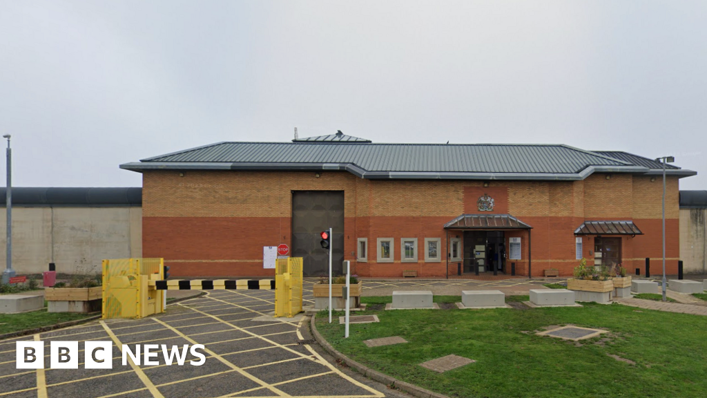 HMP Whitemoor inmate who broke prison officer's jaw sentenced - BBC News