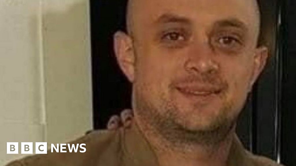 Telford father Jonathan Stevens 'died a hero saving children' - BBC News