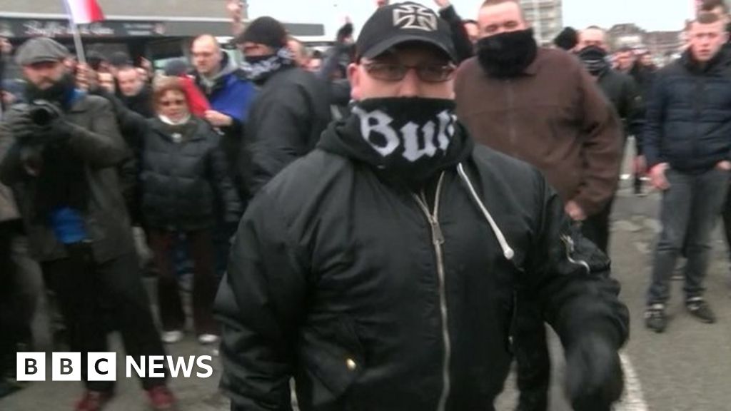 Anti-migration protest at a refugee camp in Calais France - BBC News