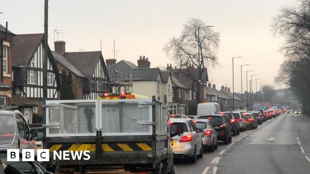 A52 Nottingham bridge restrictions to remain over weekend - BBC News