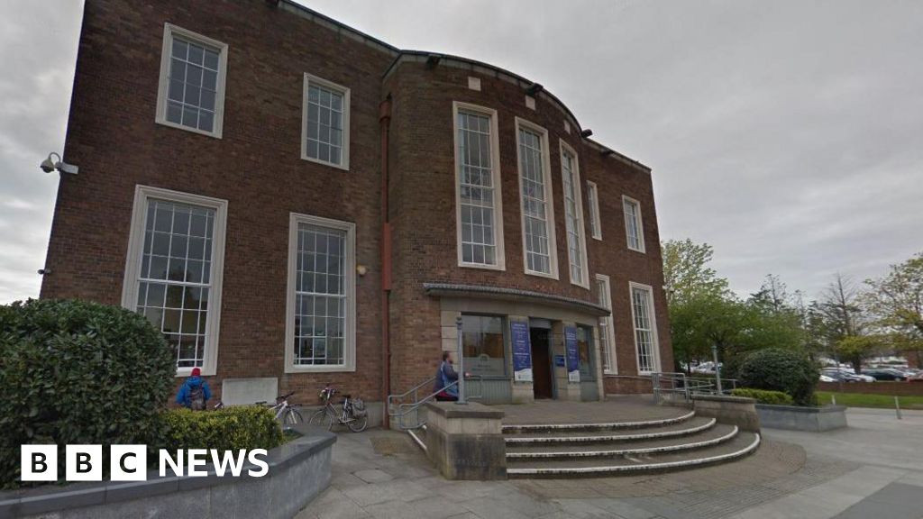 Cheshire West and Chester: Planned cuts to library opening hours - BBC News