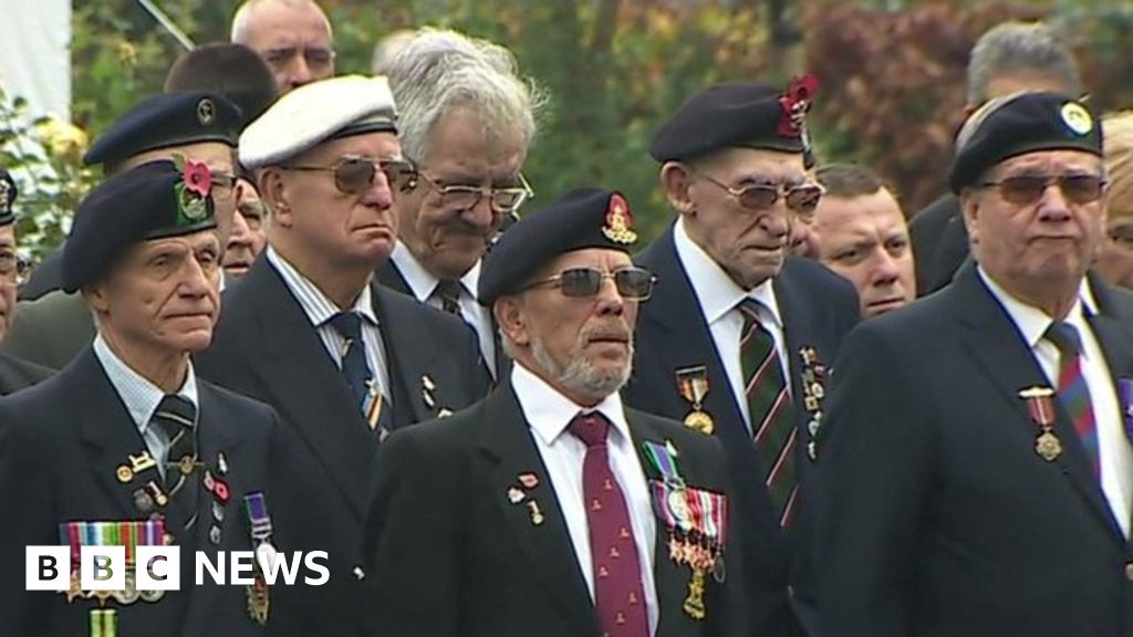 Remembrance Sunday marked by services across UK - BBC News