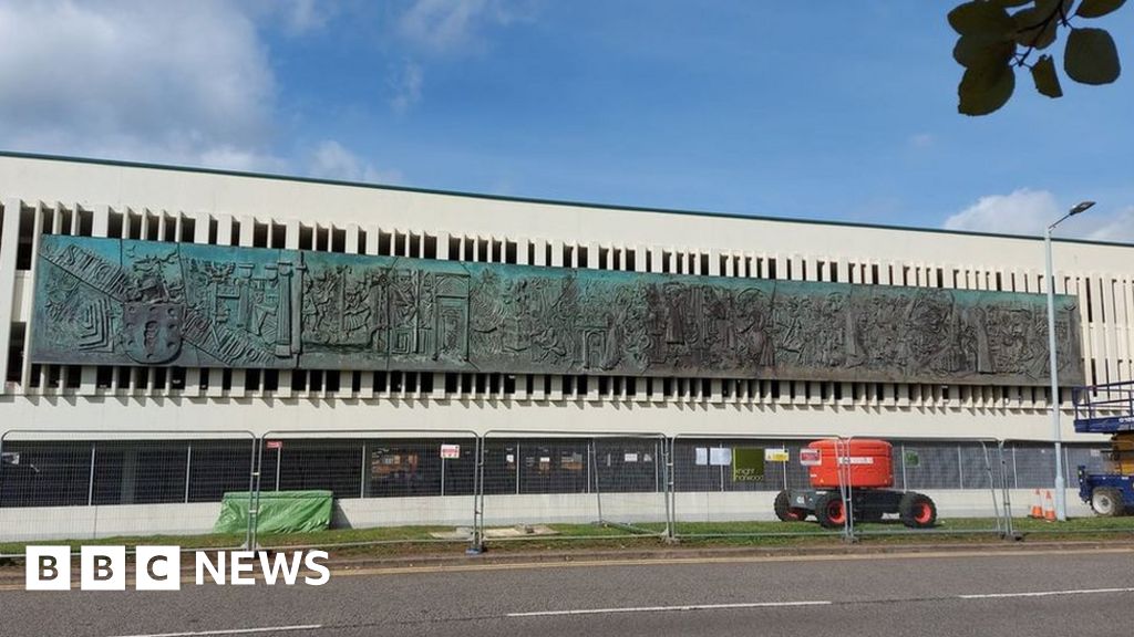 William Mitchell Mural returns to Bracknell town centre - BBC News