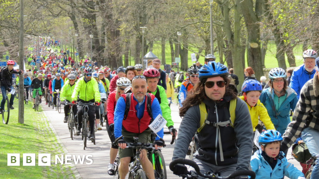 Cyclists' join 'pedal on parliament' demo in Edinburgh - BBC News