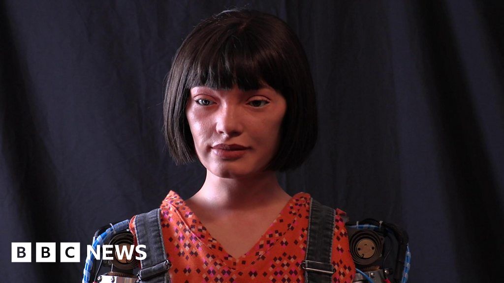 Robot artist recites its poetry at Oxford museum - BBC News