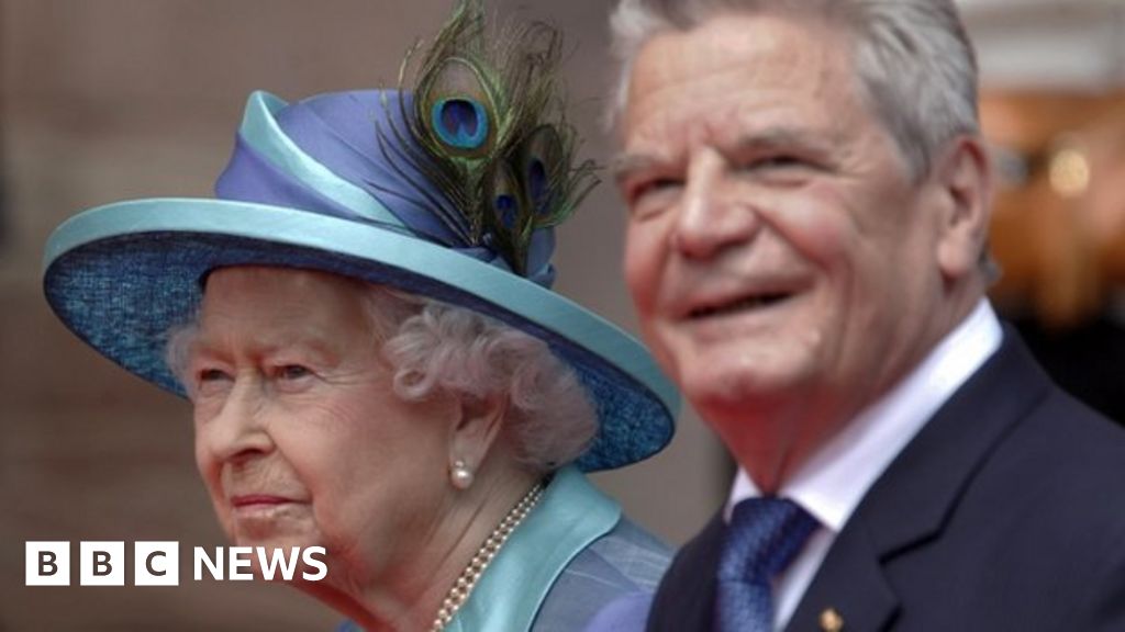 Queen's Bergen-Belsen visit underlines reconciliation - BBC News