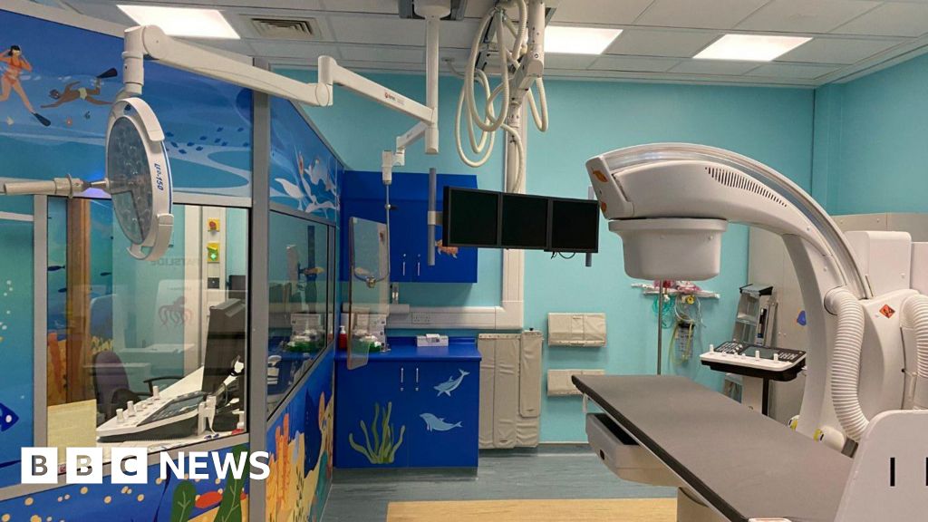 Brighton: New X-ray machine installed in hospital revamp - BBC News