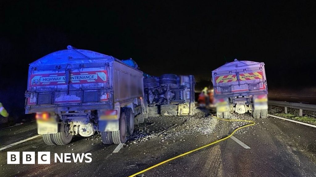 Part of M1 in Leicestershire shuts for resurfacing after crash - BBC News