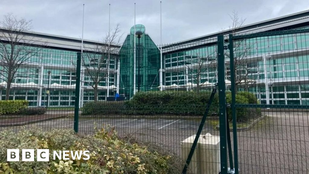 Red tape delays new Wavertree school opening, MP says - BBC News