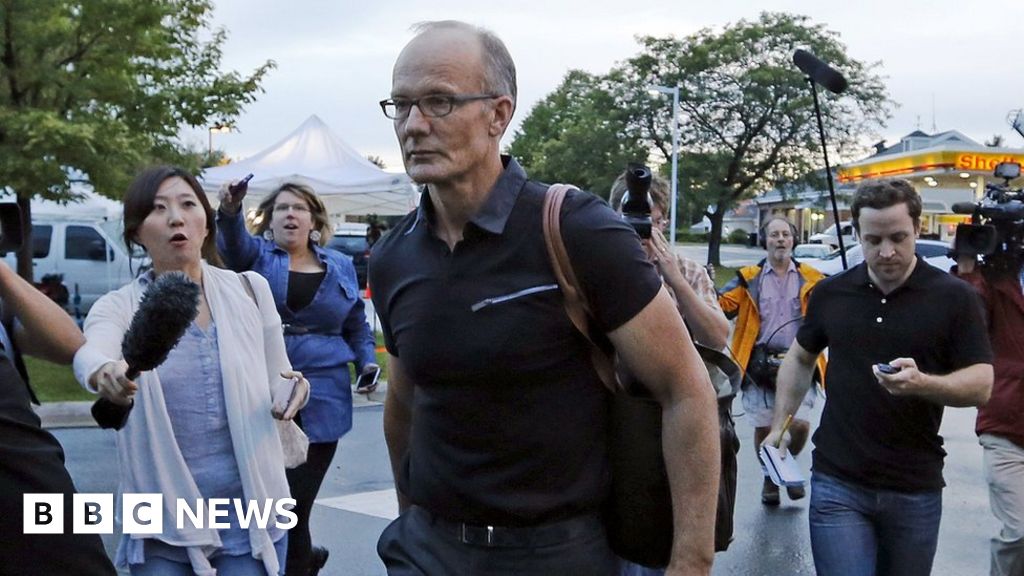 Cecil the lion: Walter Palmer returns to work as dentist - BBC News