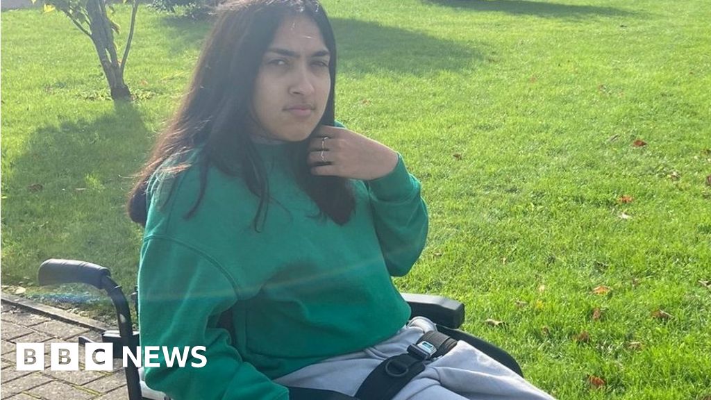 Swindon student with disability feels 'unsafe' on campus - BBC News
