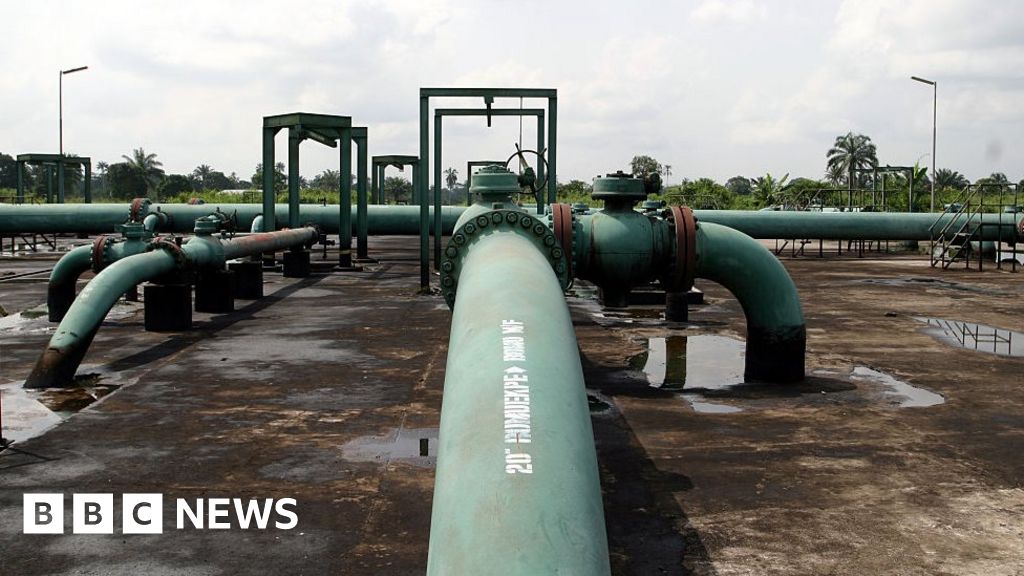 Nigeria gunmen kidnap Shell workers and kill police guards