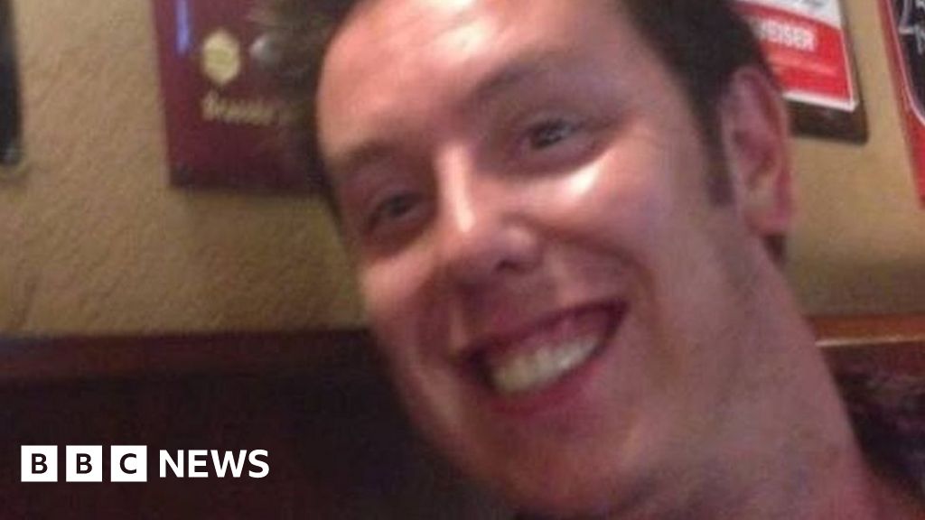 Police 'must re-examine' death of Gareth Roberts at house party