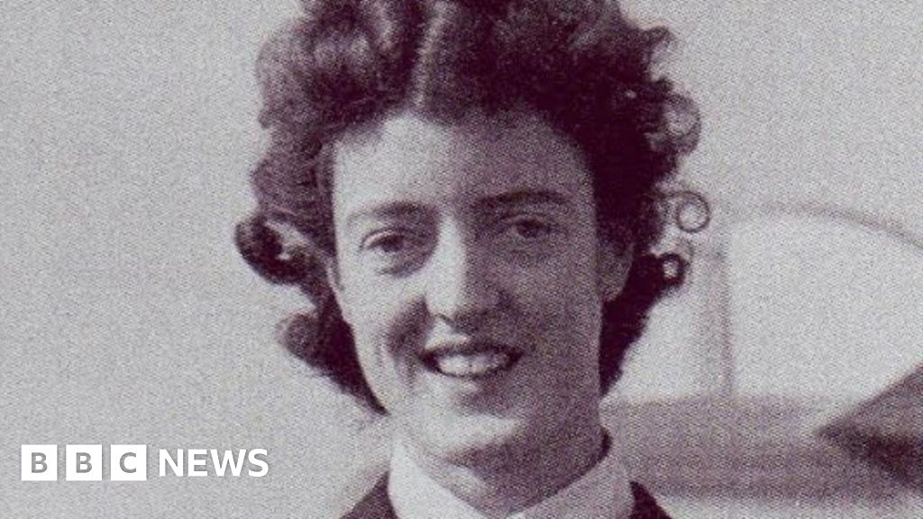 Spitfire Women: Blue plaque unveiled for WW2 ATA pilot - BBC News