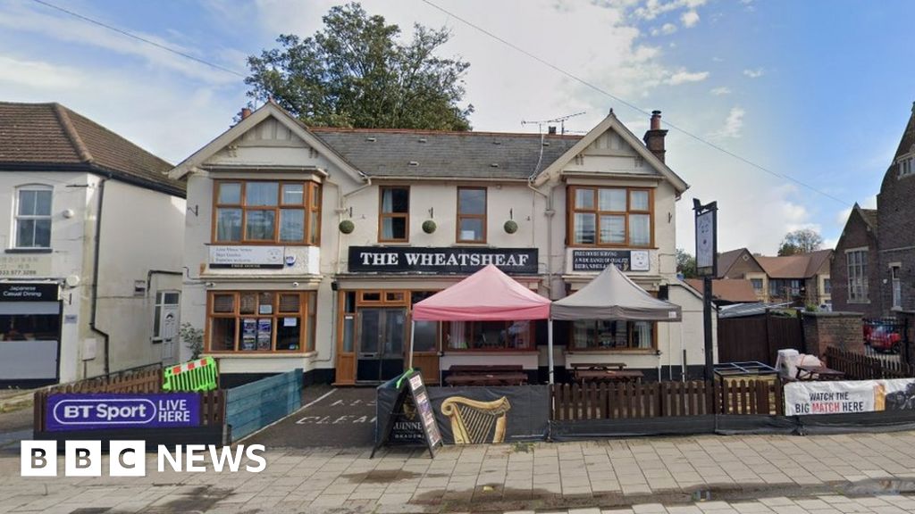 Dunstable man dies two days after fight outside pub - BBC News
