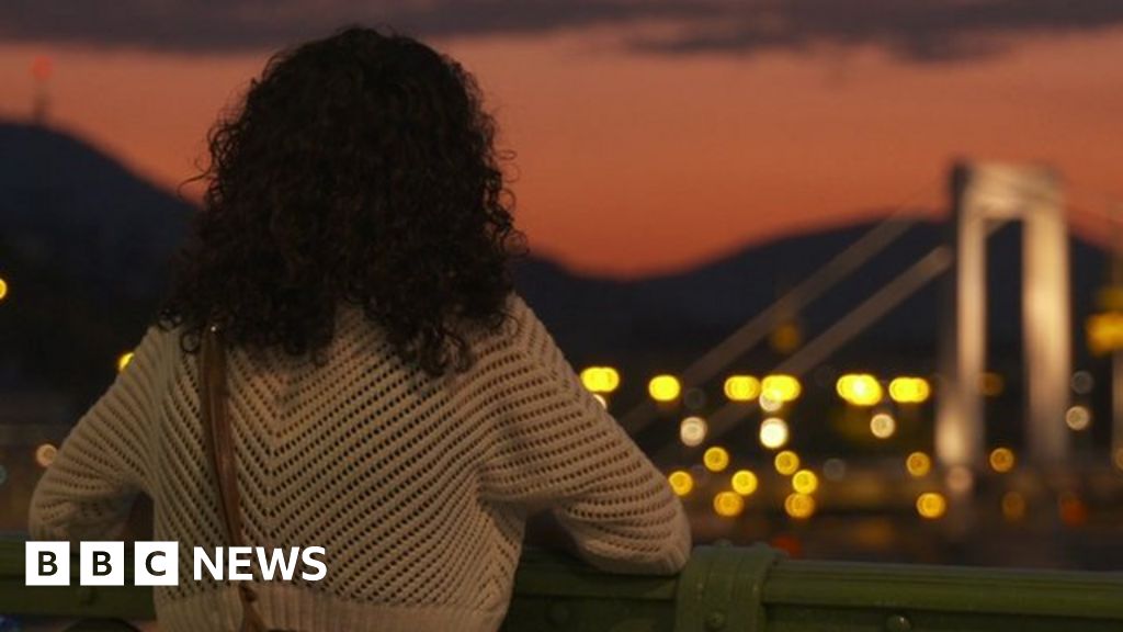 Why Hungarian migrants want to move to Brexit Britain - BBC News