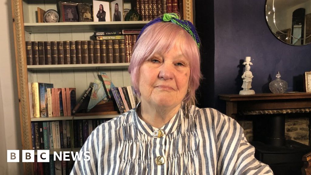 Lizzie Lane: Childhood on Bristol council estate inspired books - BBC News