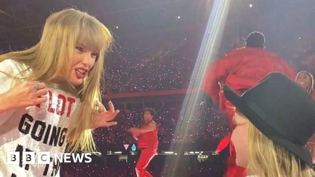 Taylor Swift: Seven-year-old gets singer's famous 22 hat - BBC News