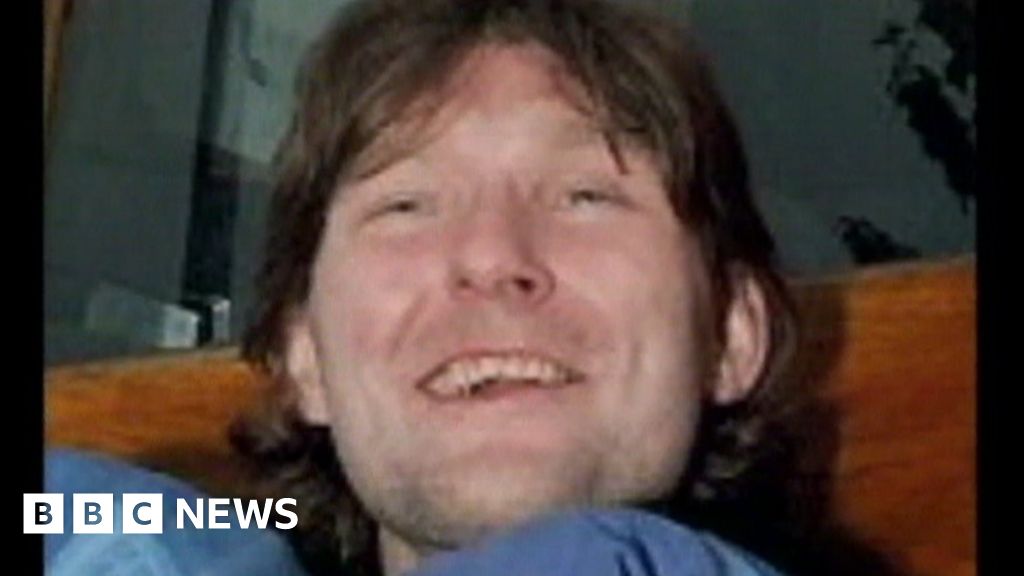 Appeal over Paul Kelly's murder in Bath 10 years ago - BBC News