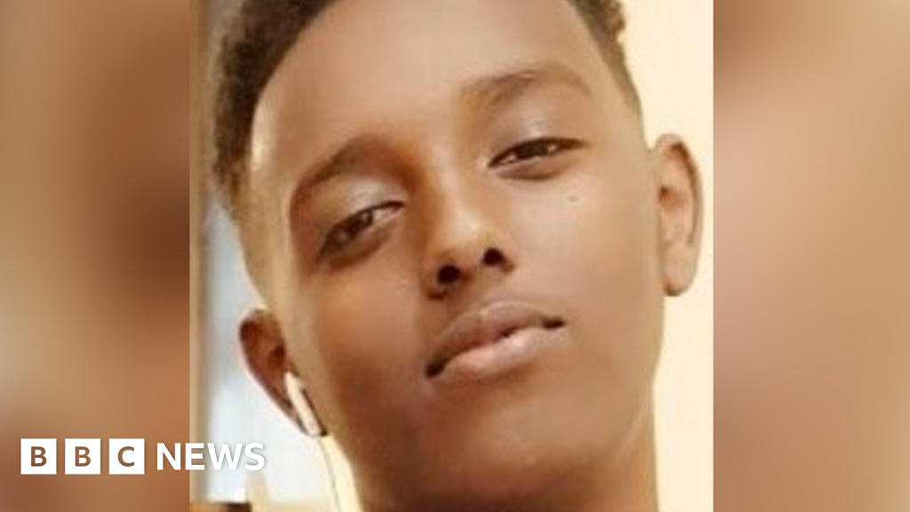 Cardiff stabbing death accused 'breaking up street fight' - BBC News