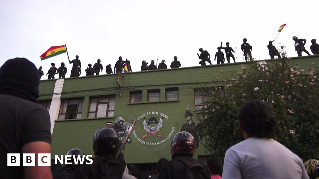 Bolivia protests: police join opponents of President Morales - BBC News
