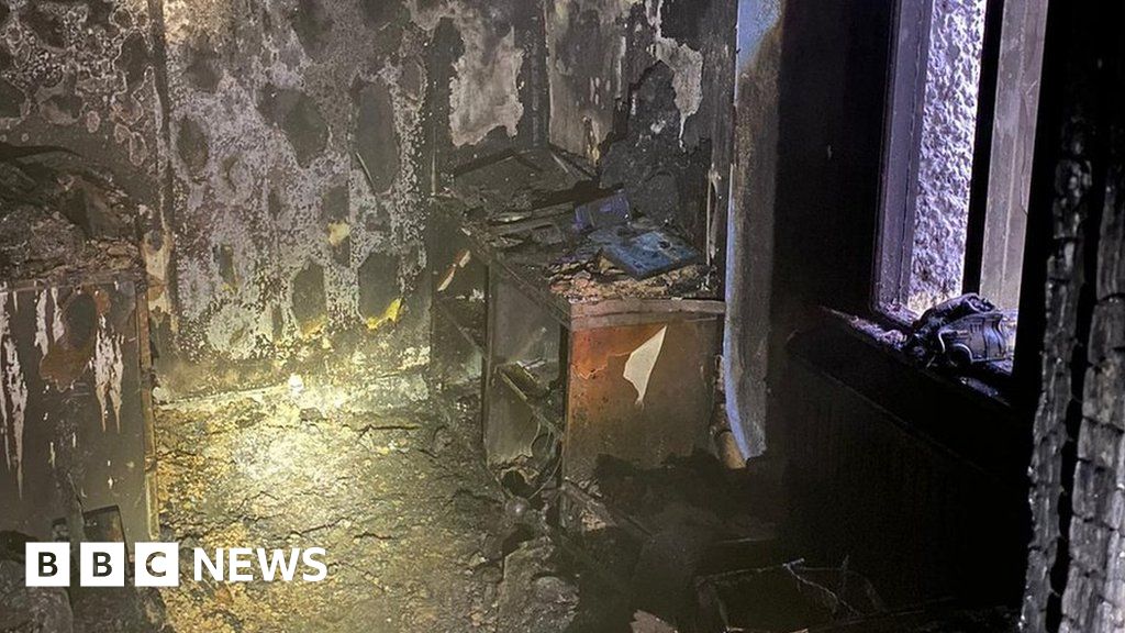 Langdon Hills: Bungalow fire leaves residents homeless - BBC News