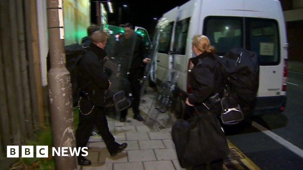 Heavy police presence after Bedford Prison riot - BBC News