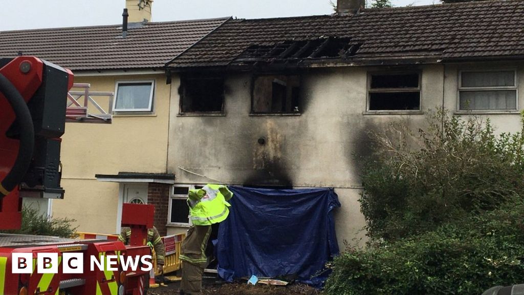 Man in his 60s dies in Swindon house fire - BBC News