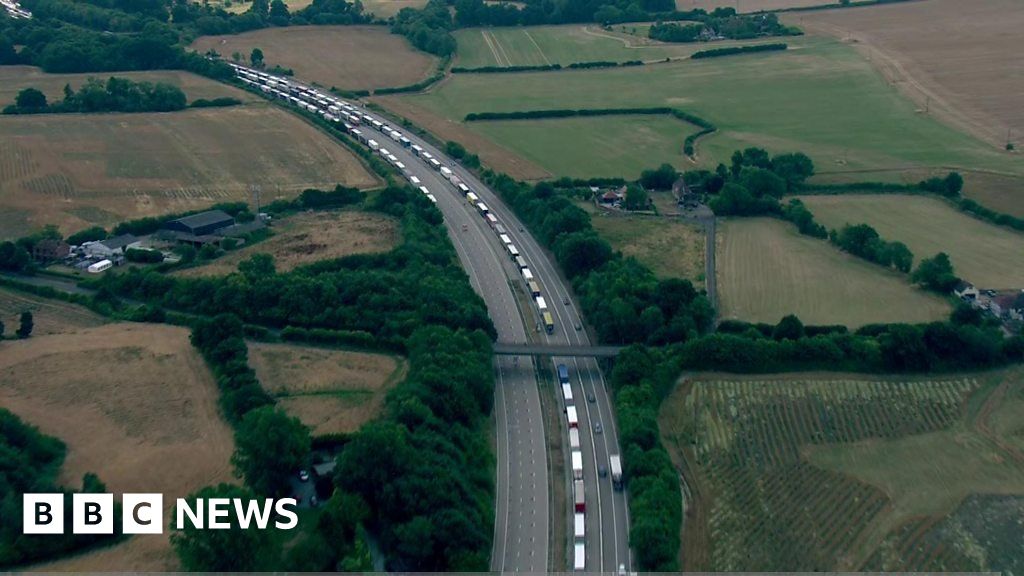 Thousands of lorries stacked on M20 outside Dover - BBC News