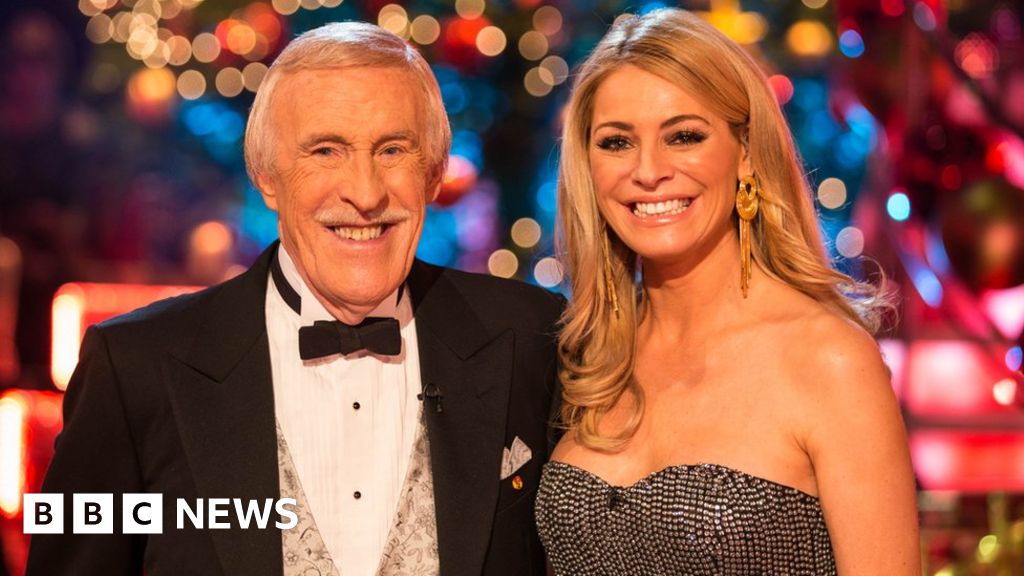 Sir Bruce Forsyth: Tributes to 'a national hero' - BBC News