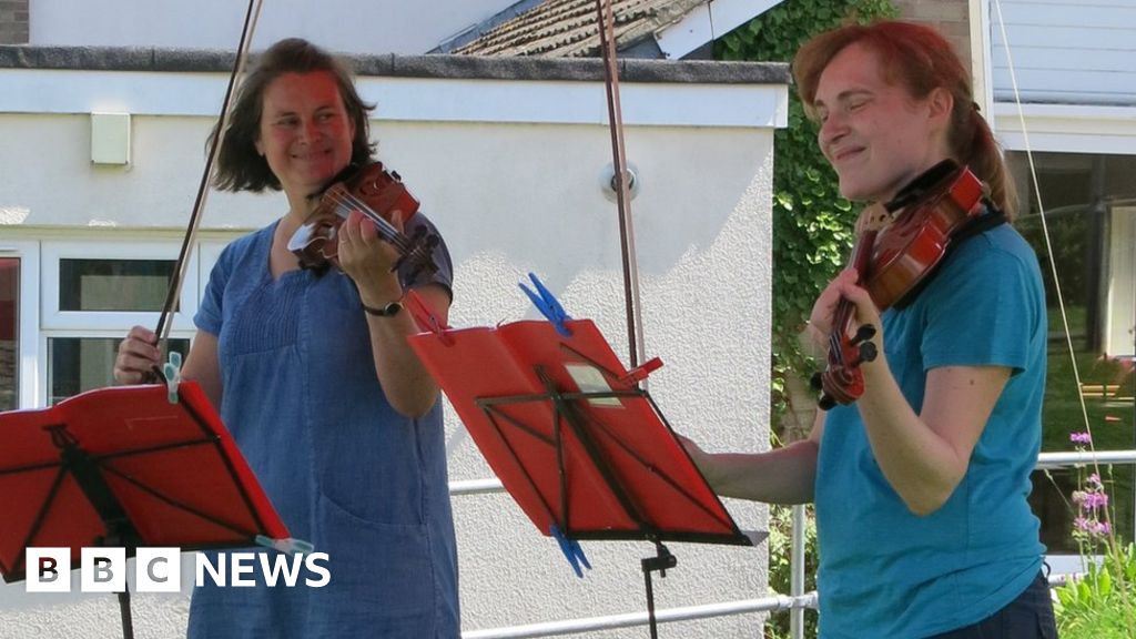 Classical violinists play 100th lockdown 'doorstep concert'