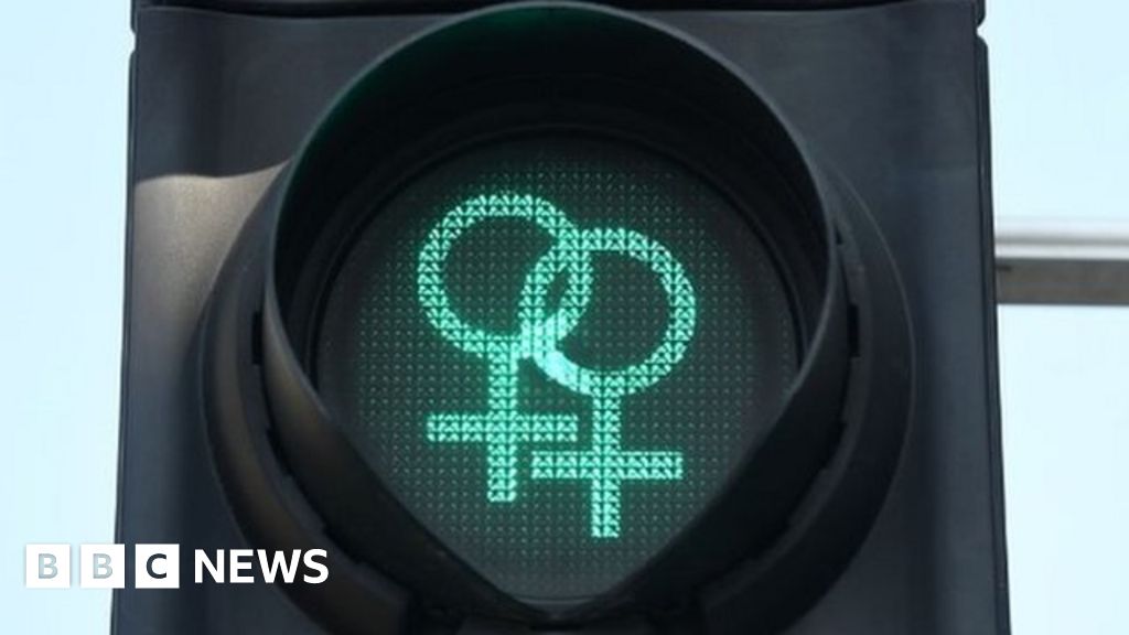 Traffic signals changed for Edinburgh Pride march - BBC News