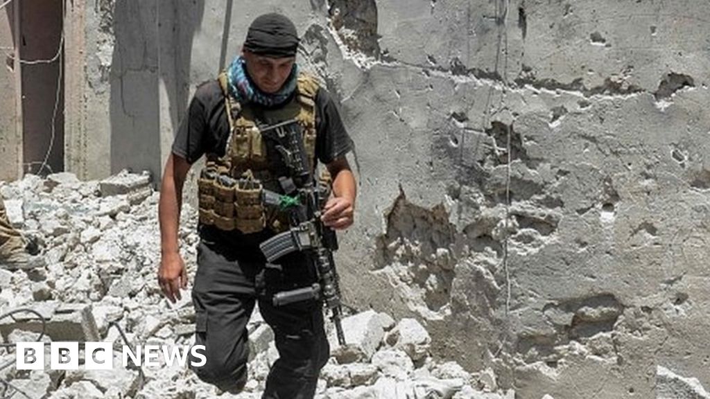 Battle for Mosul: Iraq forces repel IS counter-attack