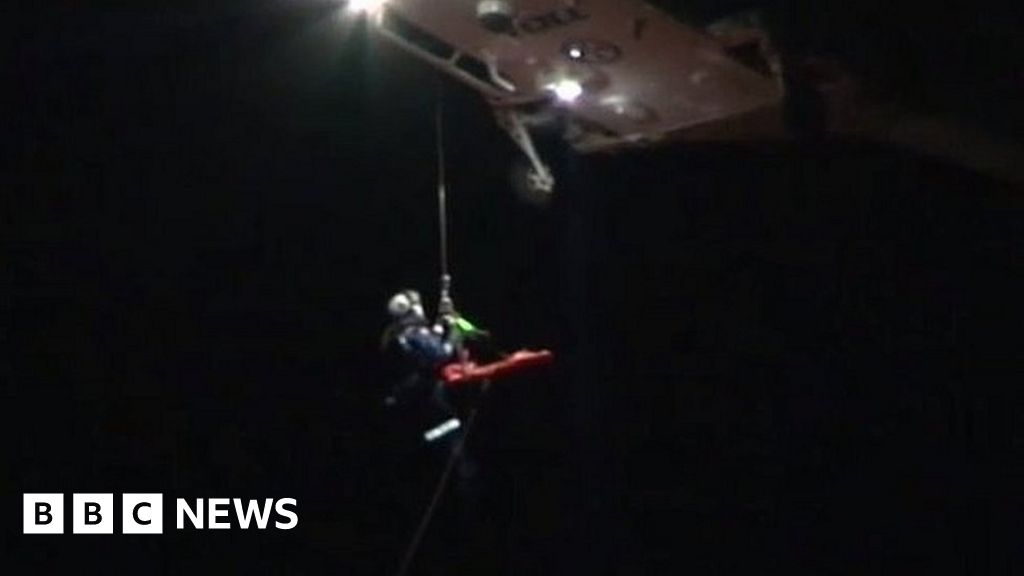 Man survives 20m fall down cliff in Sydney - BBC News