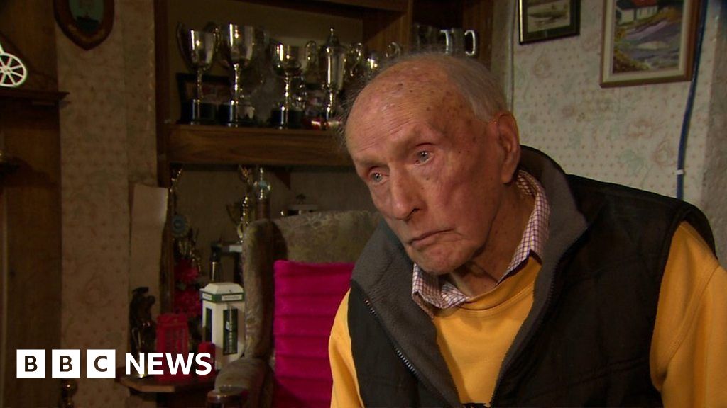 Pat Gillespie, 100, will not let robbers 'get him down' - BBC News