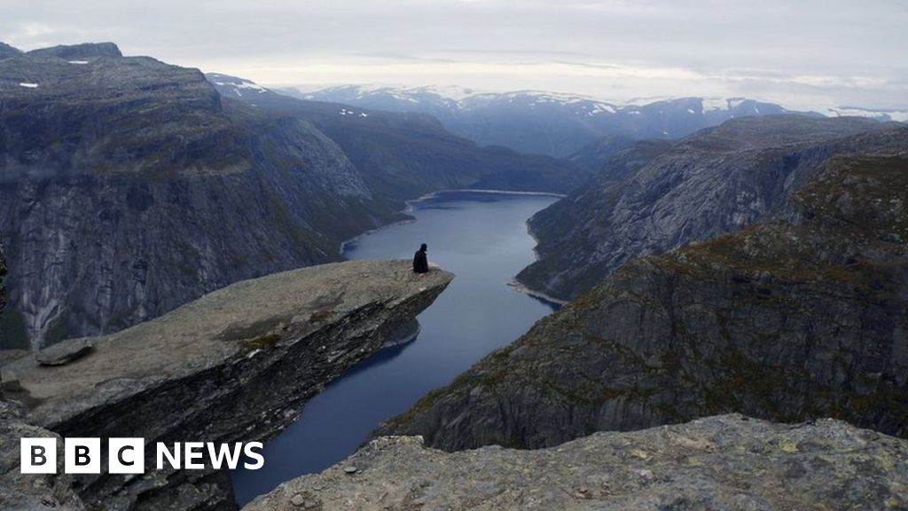Australian falls to her death from Norway tourist spot - BBC News
