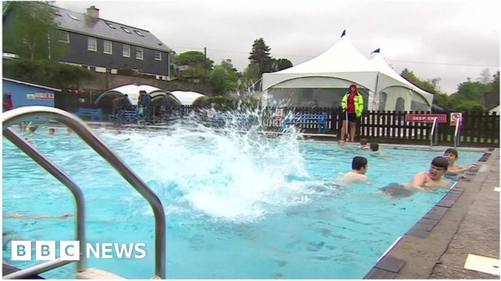 Ashburton pool opens as community venture - BBC News
