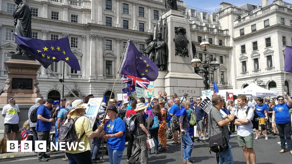 Brexit: Crowds gather for People's Vote march to Parliament - BBC News