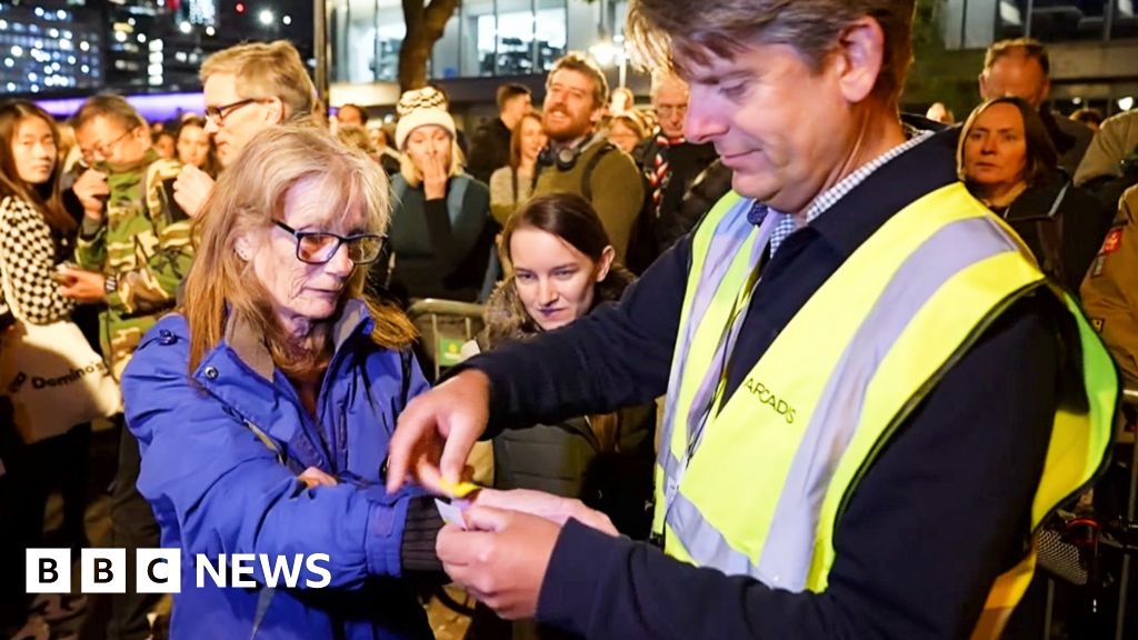 The moment the last people join the queue - BBC News