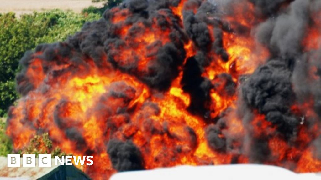 Shoreham air crash: What we know - BBC News