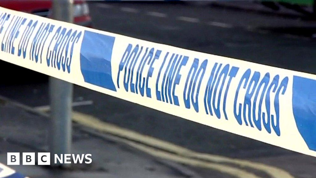 Doncaster car crash: Man killed and one seriously hurt - BBC News